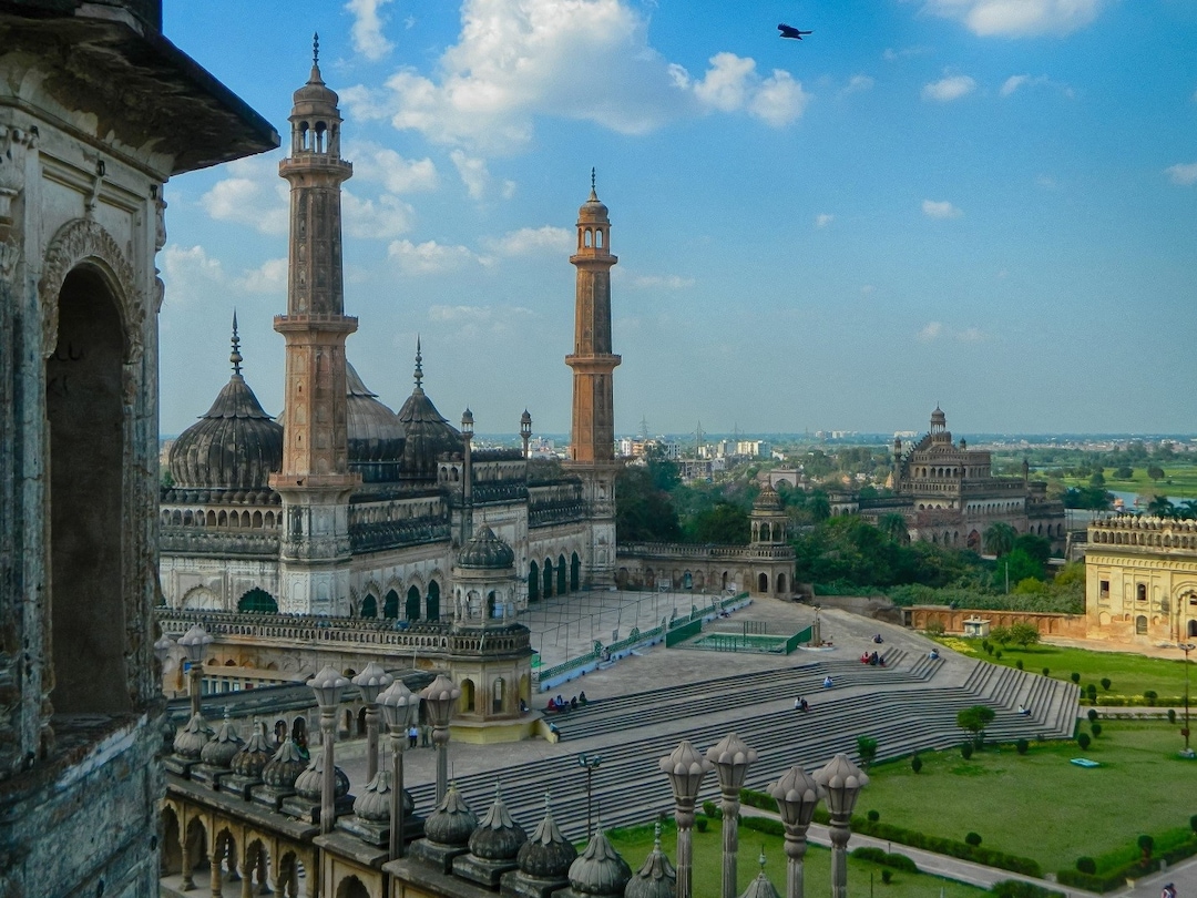 Lucknow Sightseeing: Explore the City of 'Tehzeeb' | Veena World