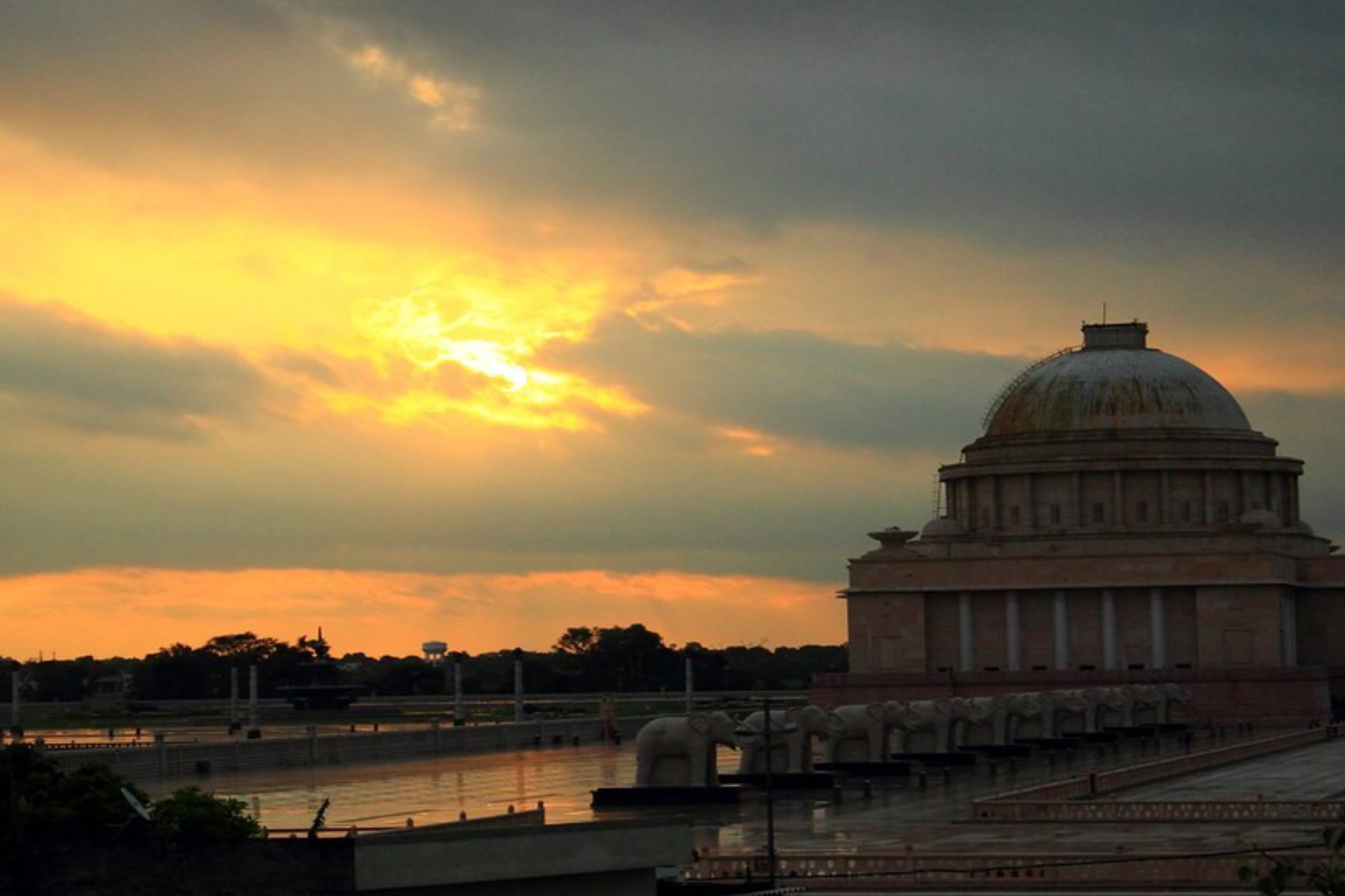 Lucknow Sightseeing: Explore the City of 'Tehzeeb' | Veena World