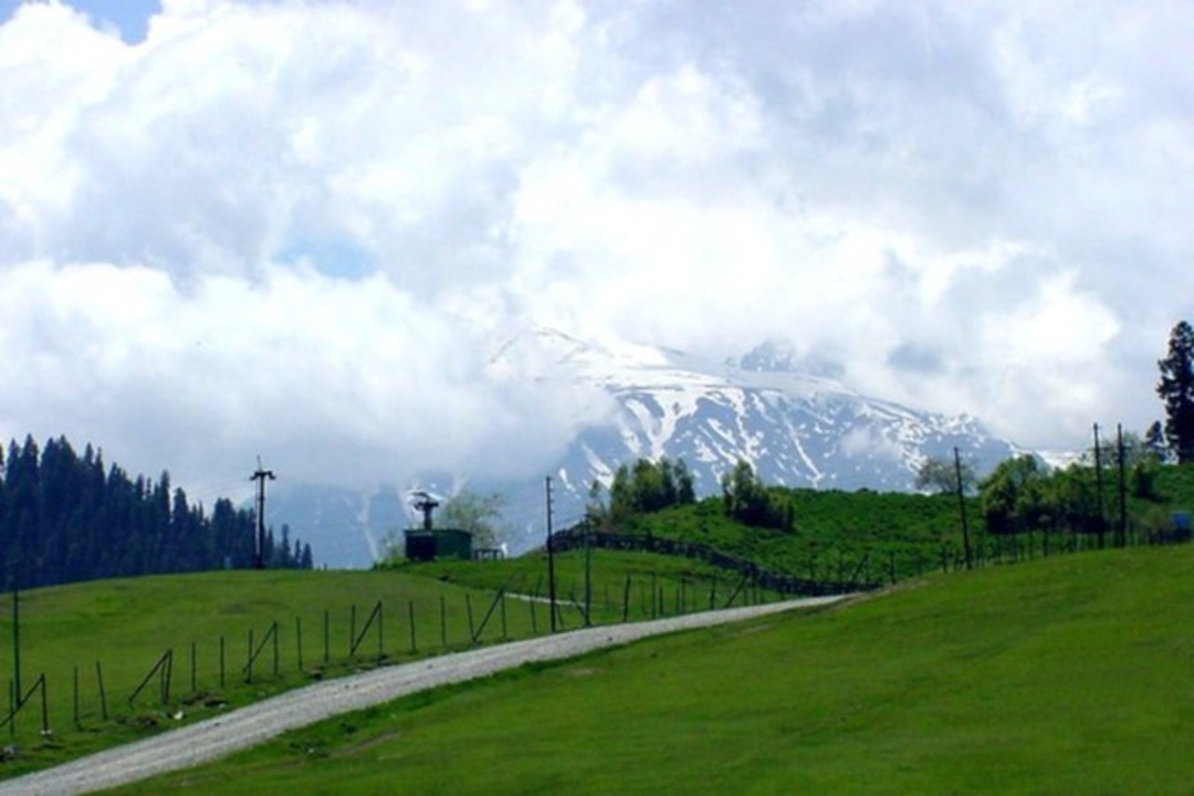 Gulmarg Skiing: A Seasonal Delight of Kashmir | Veena World