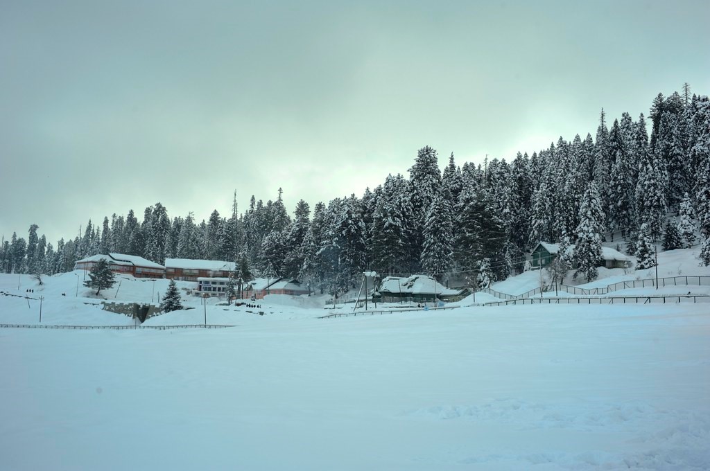 Gulmarg Skiing: A Seasonal Delight of Kashmir | Veena World